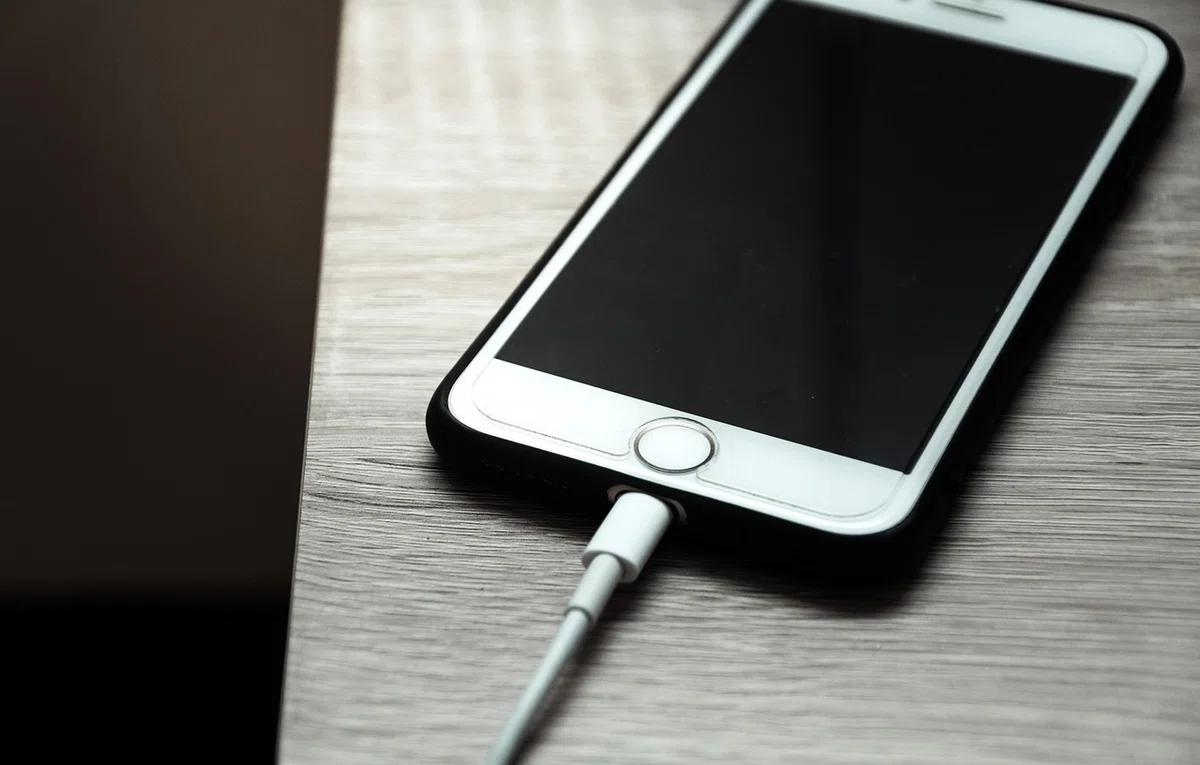 A middle schooler's review of switching from iPhone SE3 to iPhone 16e ...