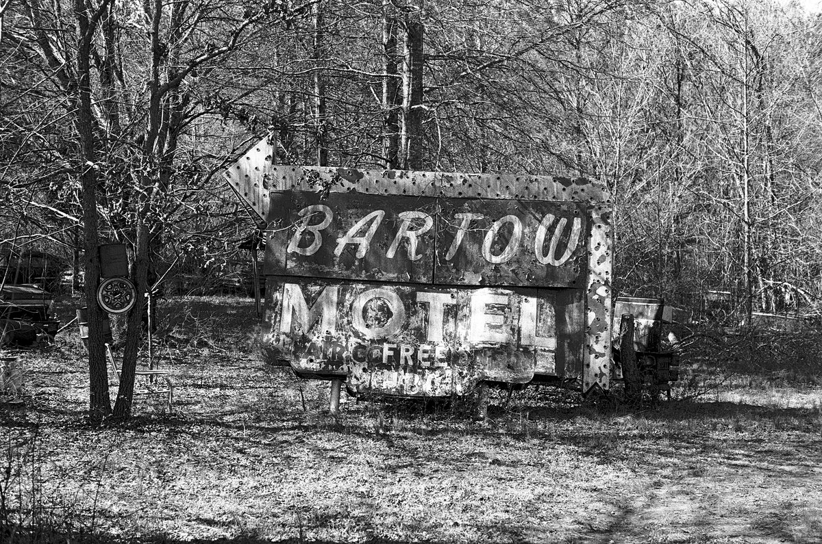 朽ちた被写体「OLD CAR CITY」-4（モノクロームフィルム）｜MOJA MOJA