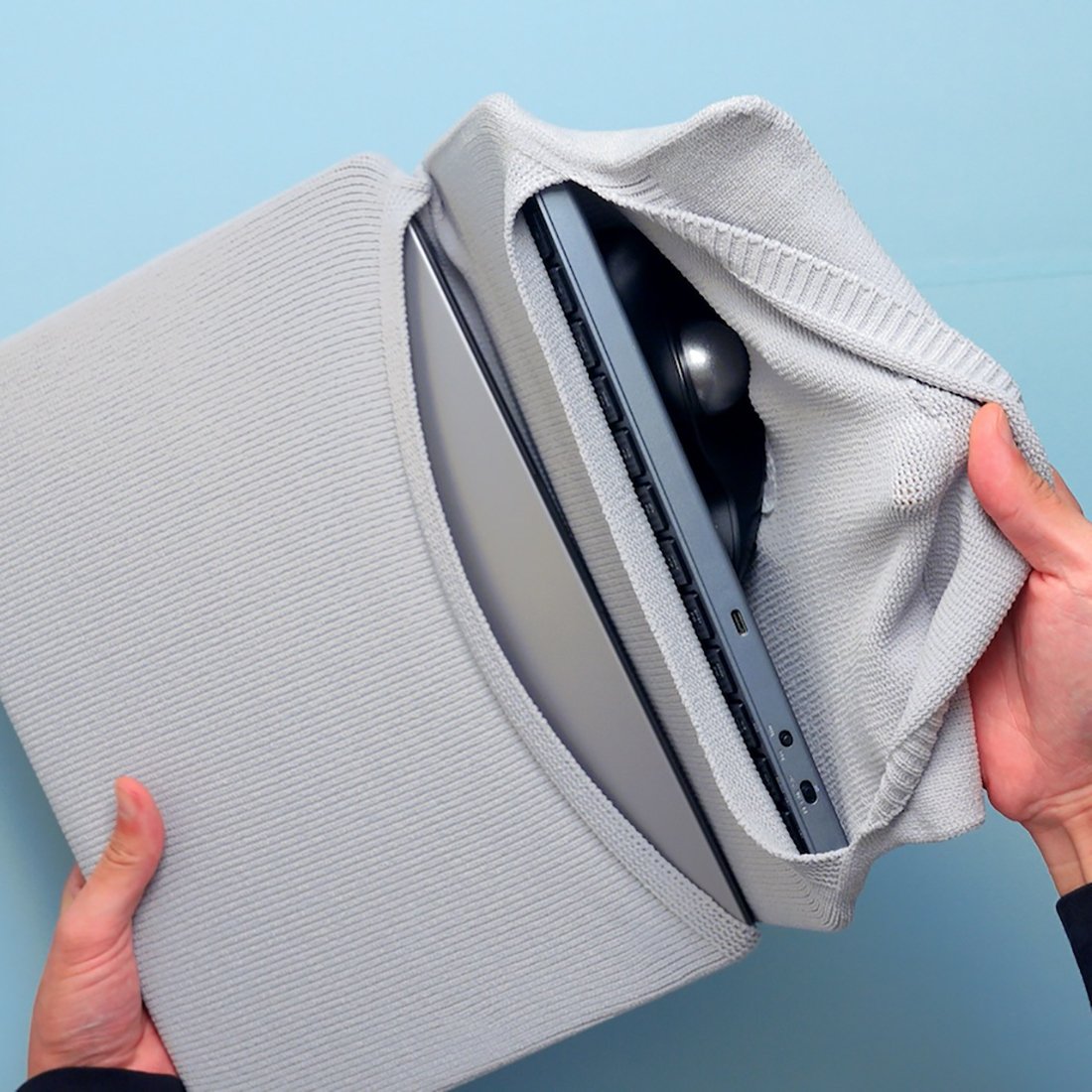 MacBookやiPad本体と、小型キーボードやマウス、トラックボールなどのアクセサリーを同時収納できる最新携帯ツール。｜AssistOn