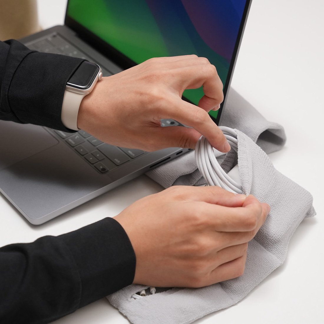 パソコンやカメラまわりのケーブルやマウス、ストレージなどを賢く携帯。あらゆる方向に伸びる糸でできた新素材の収納ツール。｜AssistOn