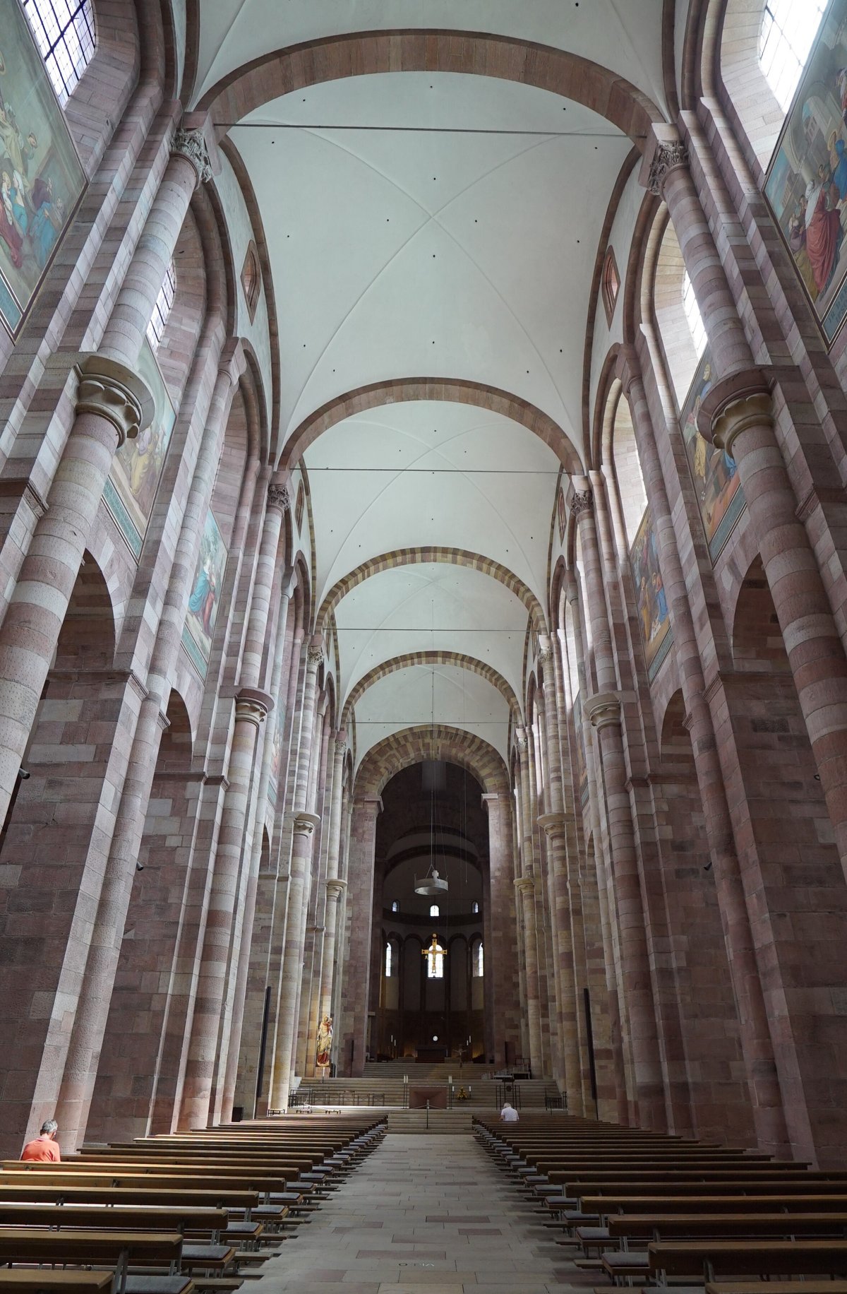 ロマネスク様式の皇帝の大聖堂｜J plus S