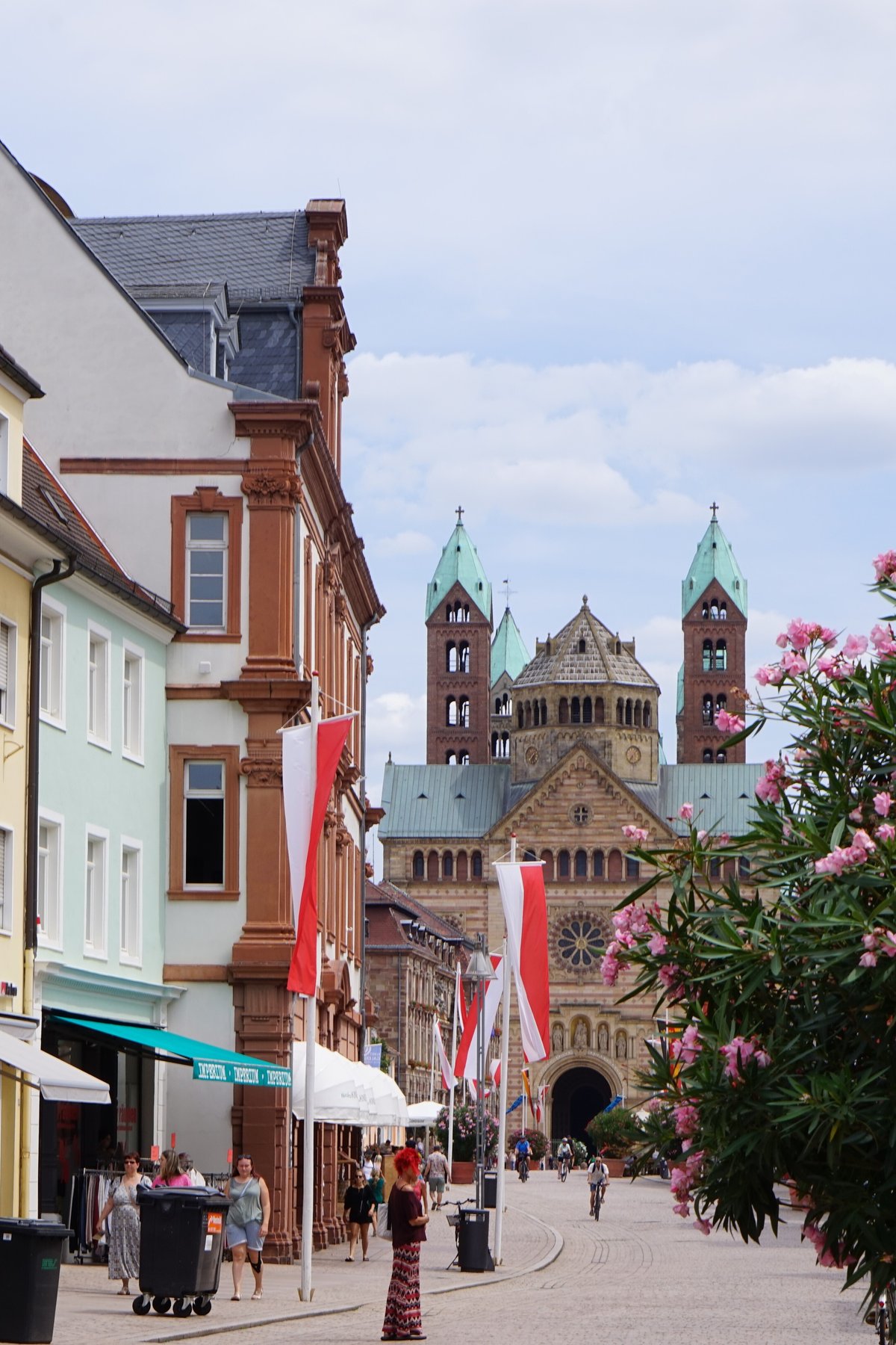 ロマネスク様式の皇帝の大聖堂｜J plus S