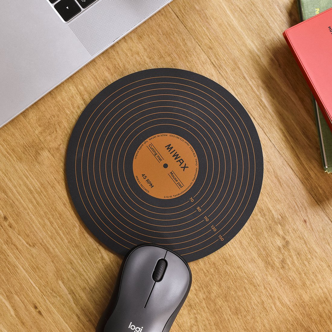 外見は7"レコード。趣味とモノづくりのデスクに置いて、マウスパッドに、AB面使える3層構造の本格的カッティングマットに。｜AssistOn