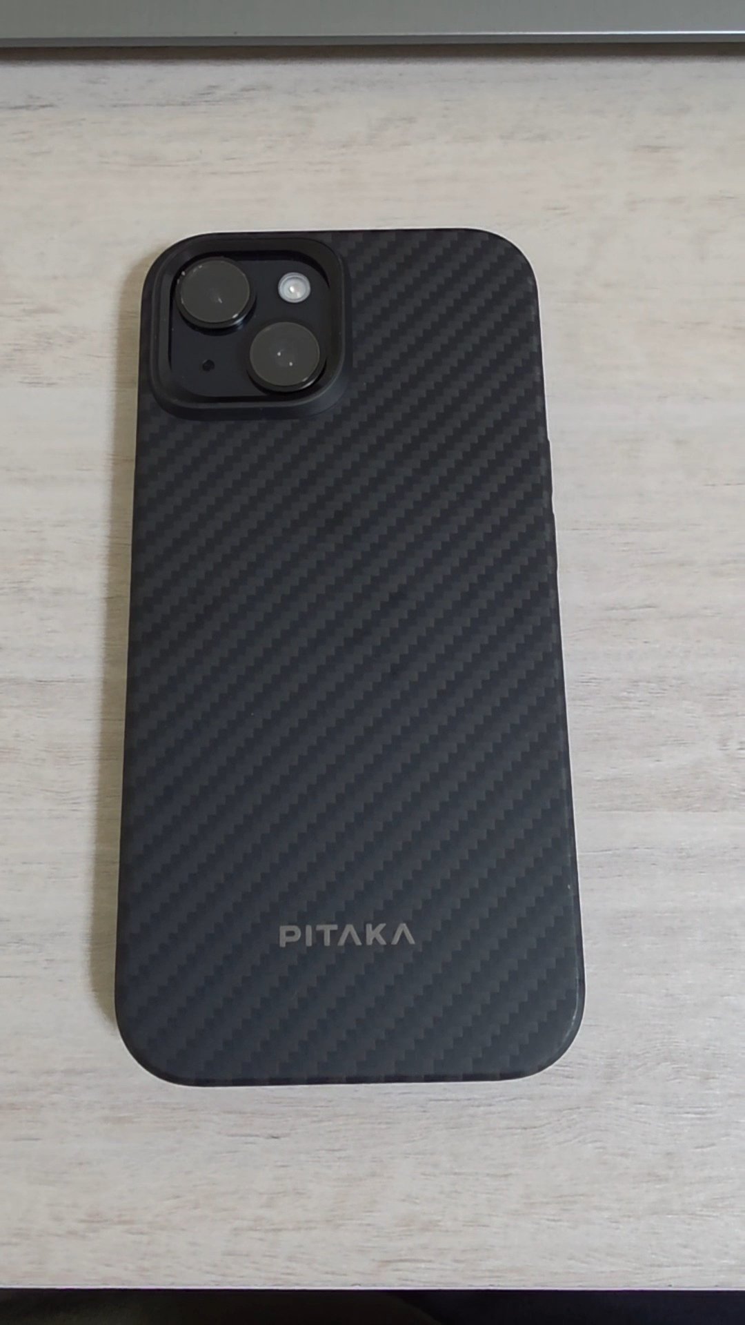 【レビュー】薄くて軽いのに高級感。PITAKAのアラミド繊維ケースが手放せない理由｜わらか～ガジェット好き女子～
