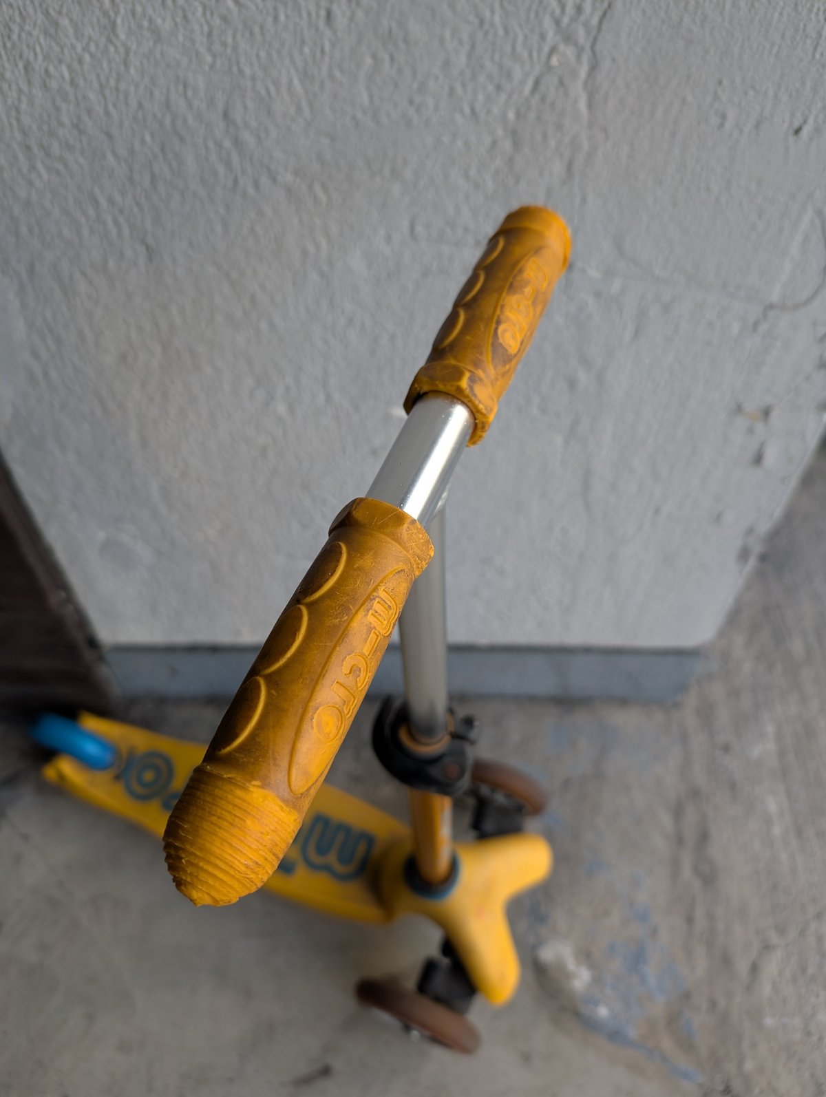 子どものキックボードのグリップがベタベタに…初心者でもできる簡単グリップ交換方法【マイクロm-cro対応】｜Yutaro Matsuki | GAZKID$ - ガズキッズ | YouWorld