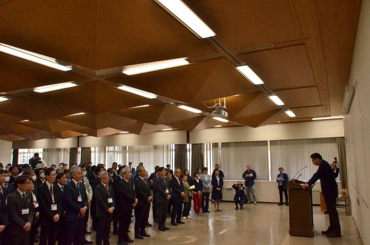 Takarazuka Mayor Rintaro Mori makes his first day at city hall and ...