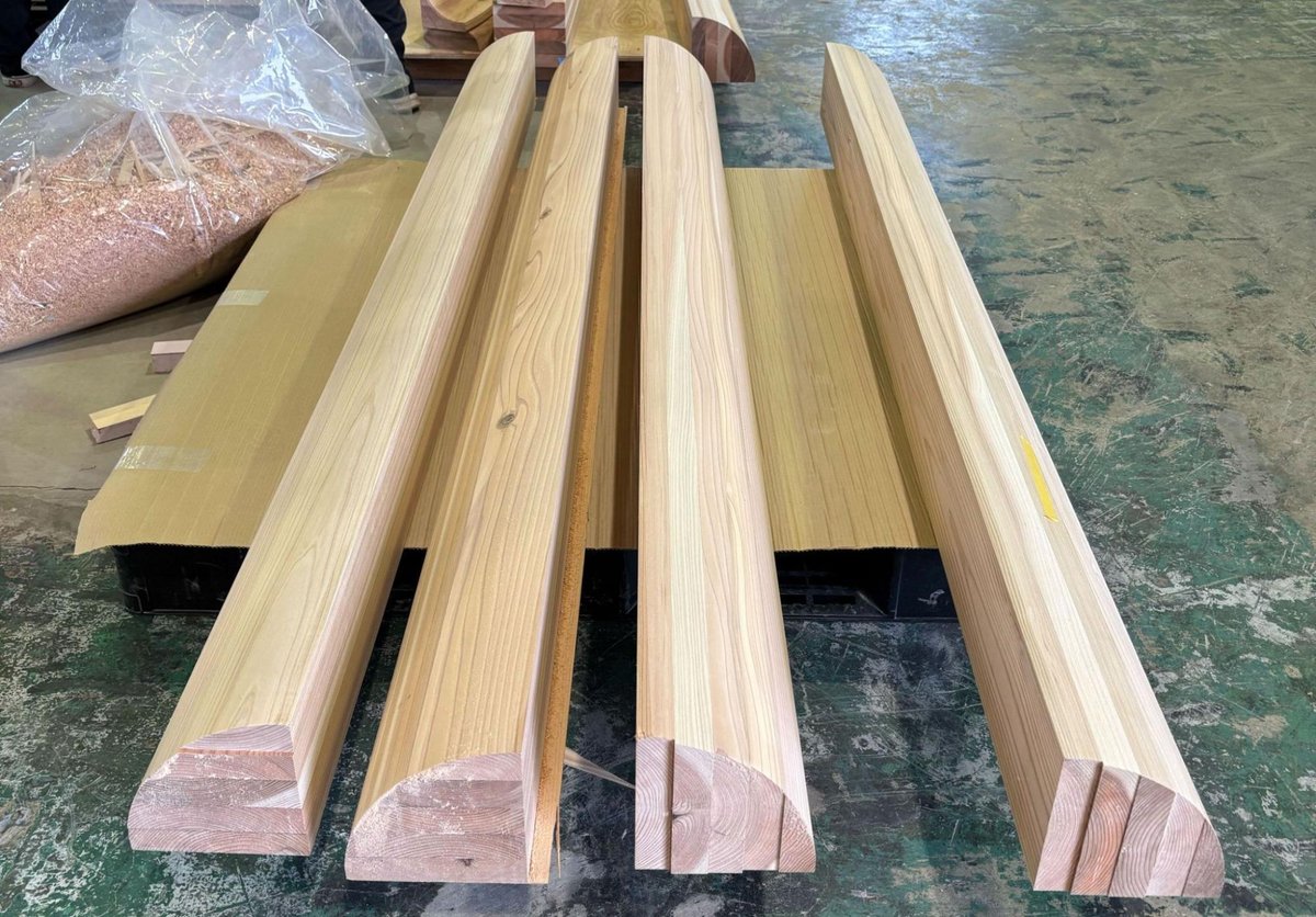 R形状の精密加工と、柔らかい杉材との向き合い方 ー 高輪ゲートウェイ駅構内・円形ベンチの製作 [StudioKINOKO]｜VUILD株式会社