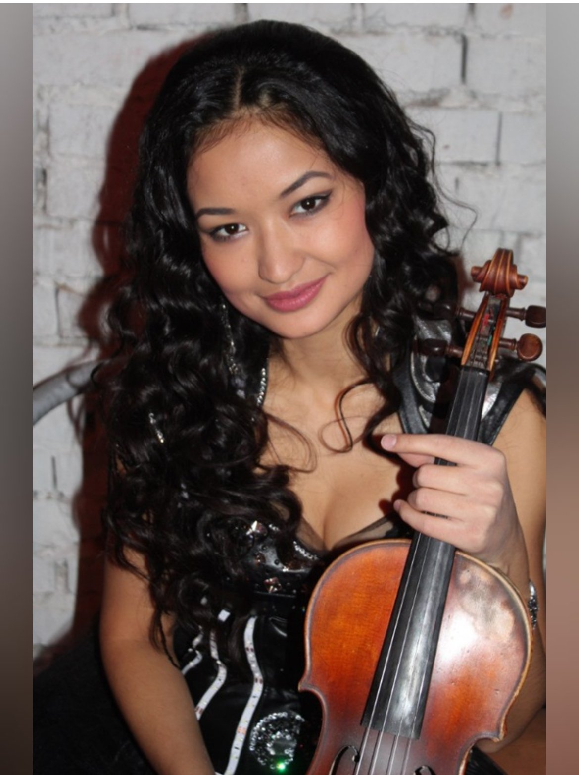 「Ulytau」メンバーの情報②《Assel Issayeva-Violin》｜Mikko_Zacky