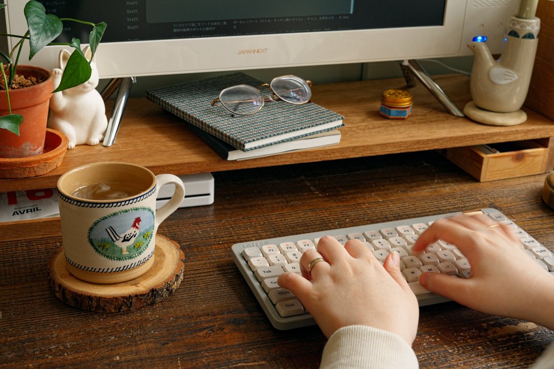 レトロでかわいい、愛用キーボードとPCモニター｜Morning Mallow