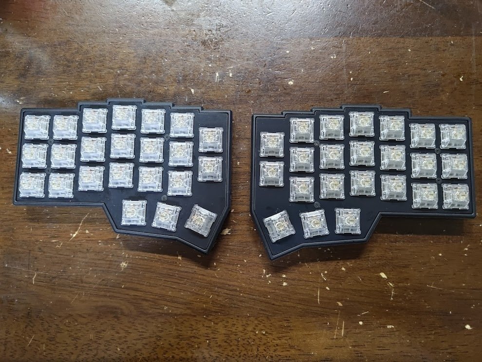 Corne V4 Cherryで親指シフトキーボードを作る（組み立て編）｜hecci