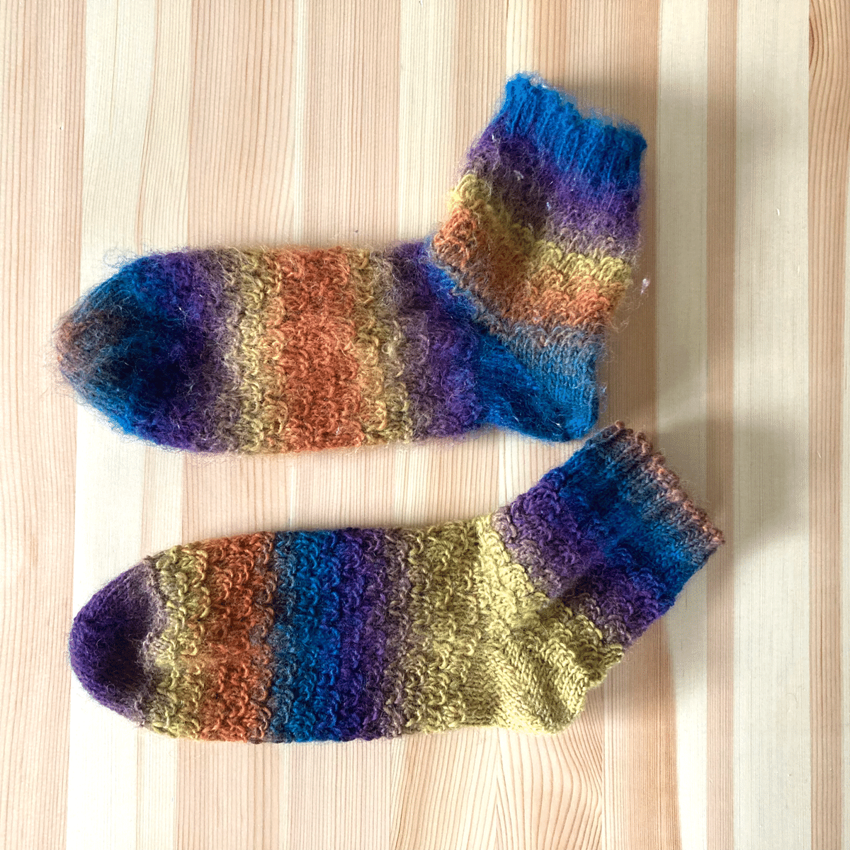 [手編みの靴下] いろんな糸で編んで履いて洗って履いて変化を比較したよ｜語学参考書などを紹介するよ