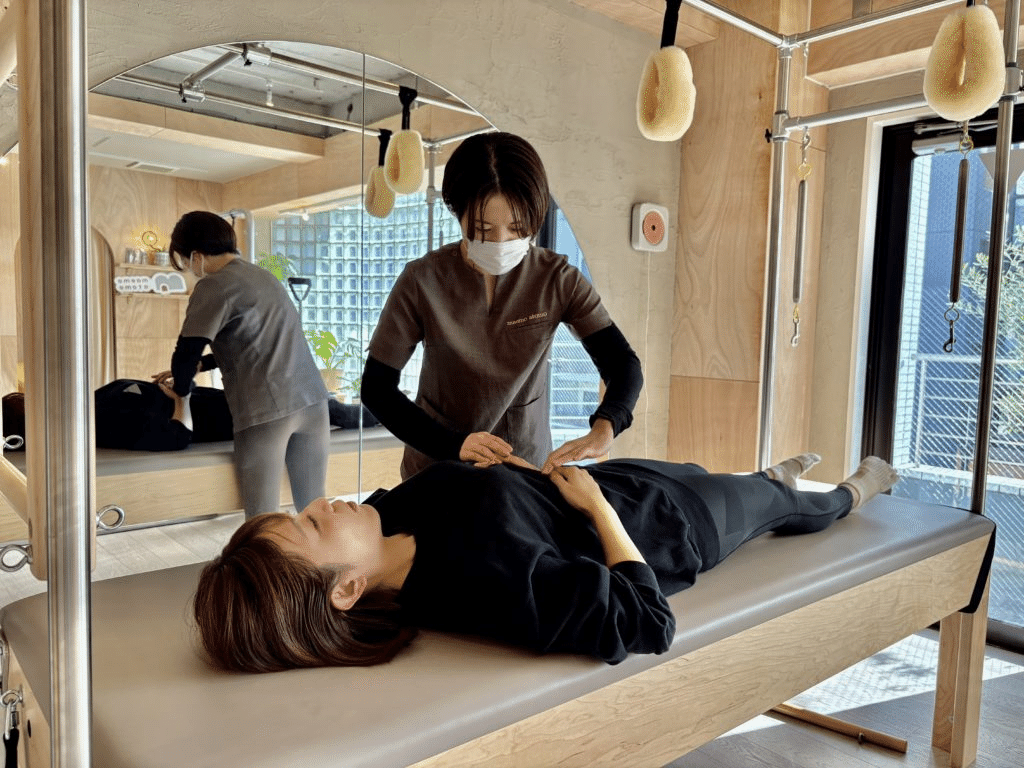 妊娠中に起こりやすい腰痛の原因のひとつ“仙腸関節痛”を徹底解説｜maemo atomo公式 | 産前産後の方へ安全で効果的な運動と適切なケアを