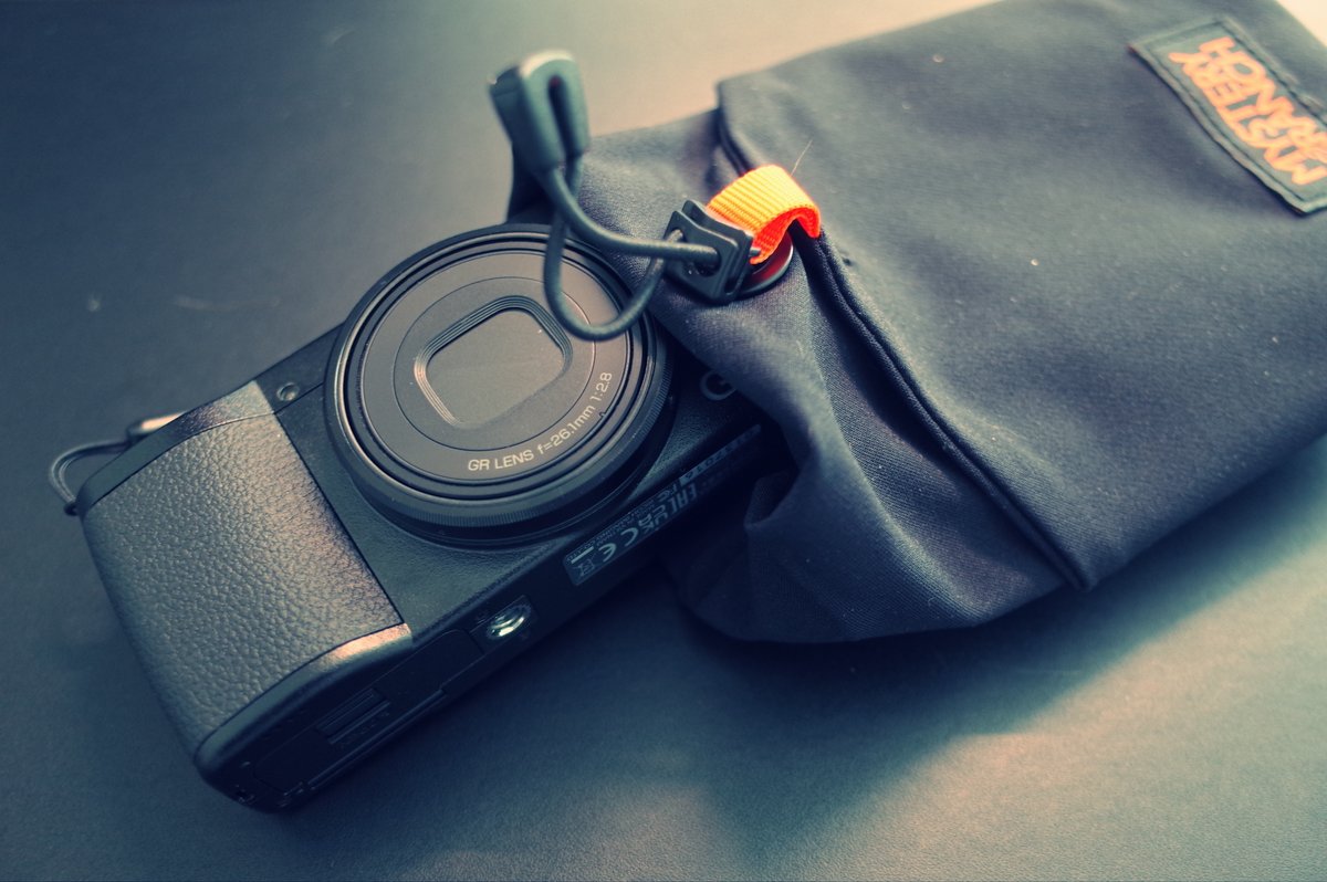 Ricoh「GRⅢ」にぴったりのポーチ！ミステリーランチのWINGMAN AFP｜moto