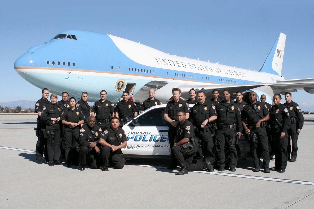 ロサンゼルス空港警察署（LAXPD）に勤務する「永田Yuriロス警察官」も駐車パトカーコスプレ疑惑も浮上｜@KennyOgura72599