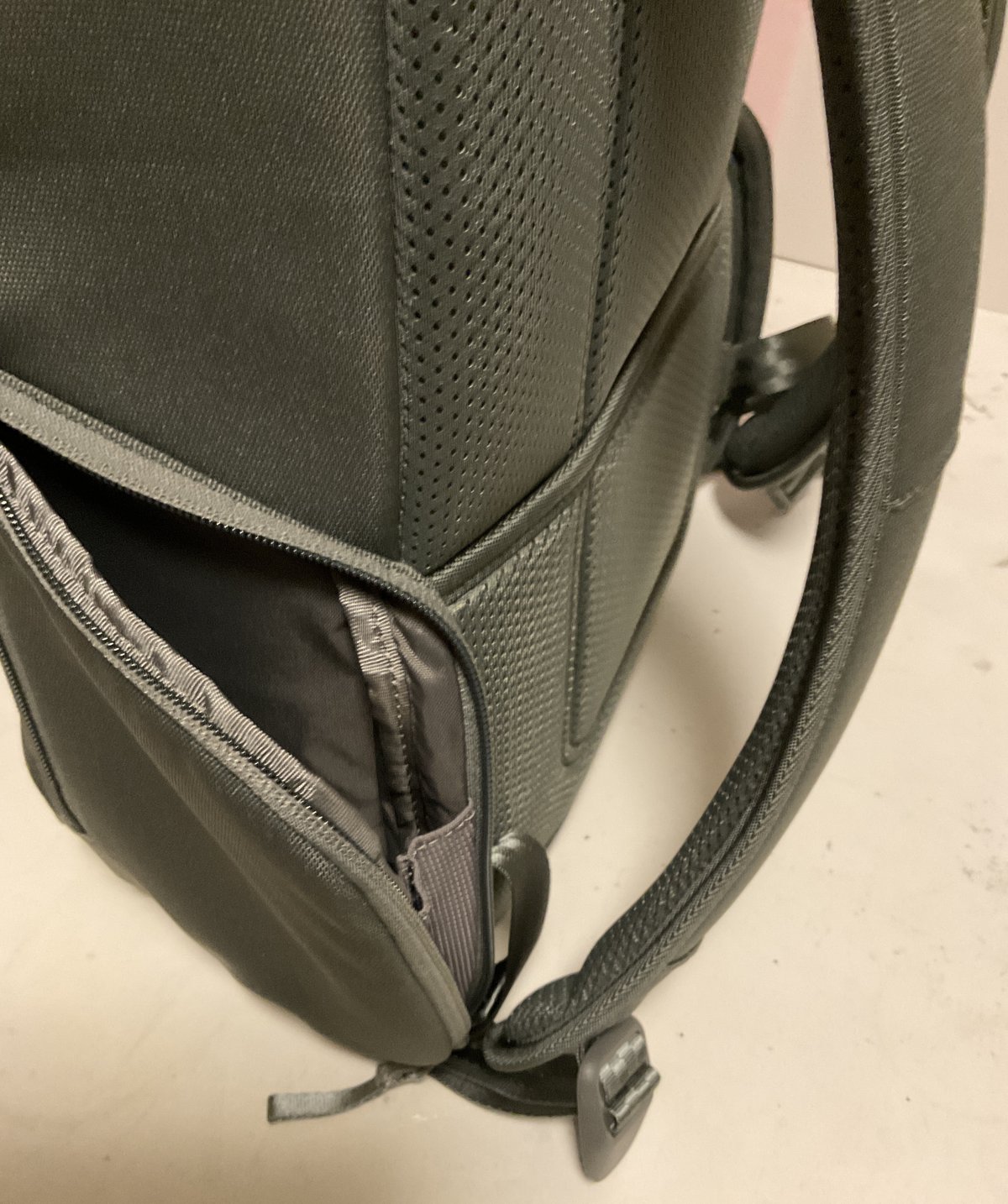 Incase A.R.C. Daypack 20.9L 買ってみた。｜>>1