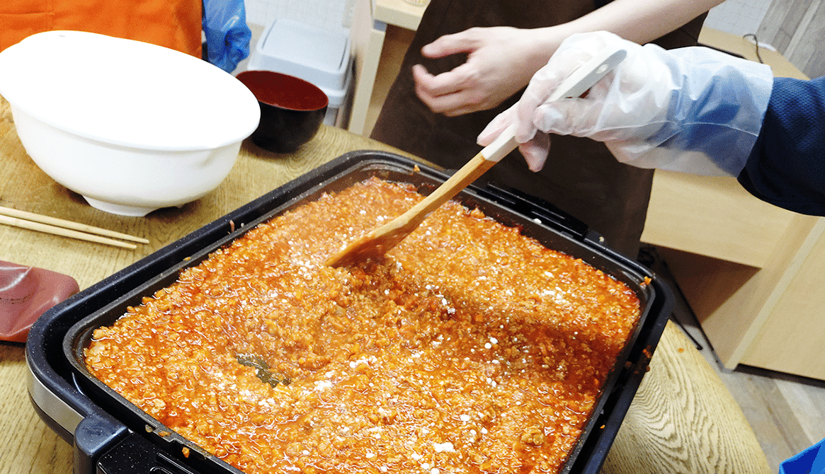 【社内調理実習】”一人暮らしのための”ミートソーススパゲッティ調理実習｜Bi-z Labo（ビーズ ラボ）のびっきー