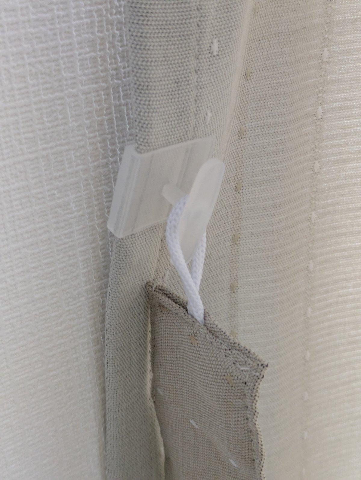 DAISOで発見👀カーテンの布を束ねるフック？｜arinco_house202