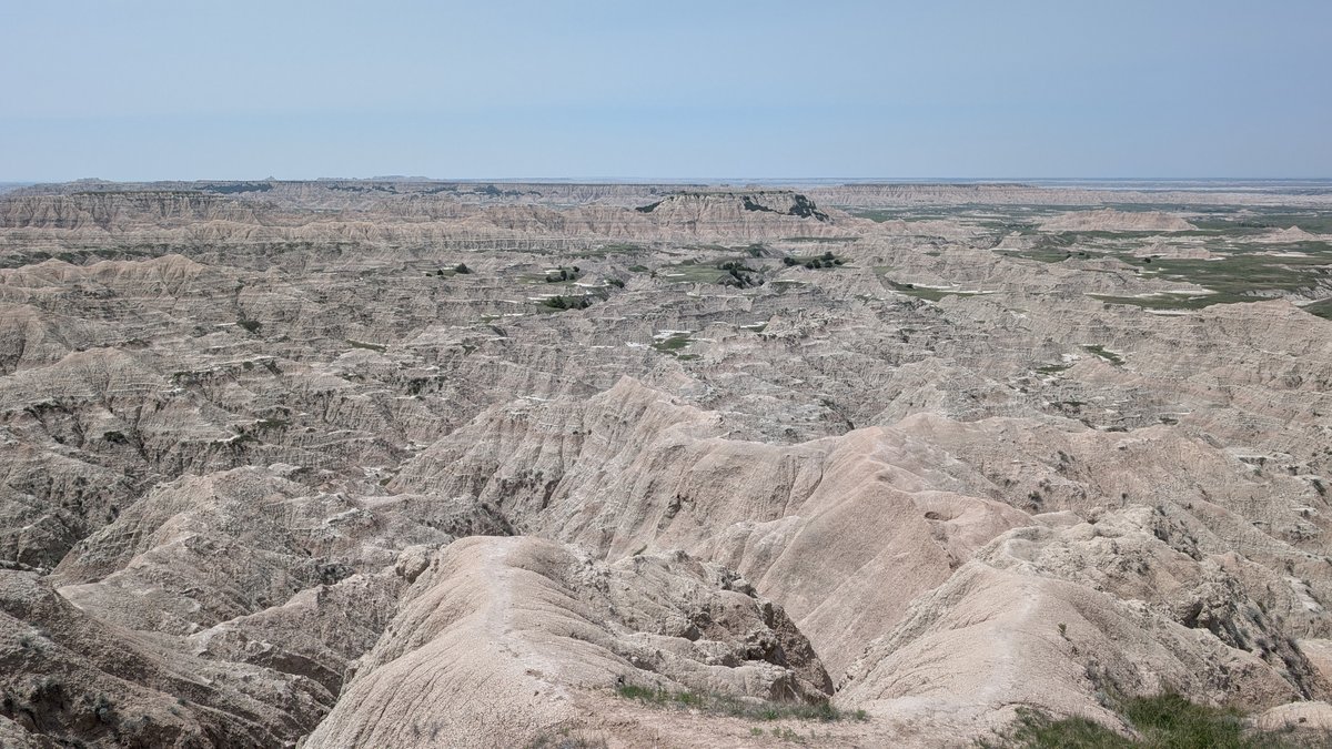 バッドランズ国立公園で草原の中に現れる地層を見る サウスダコタ州旅行記#2｜tabirow