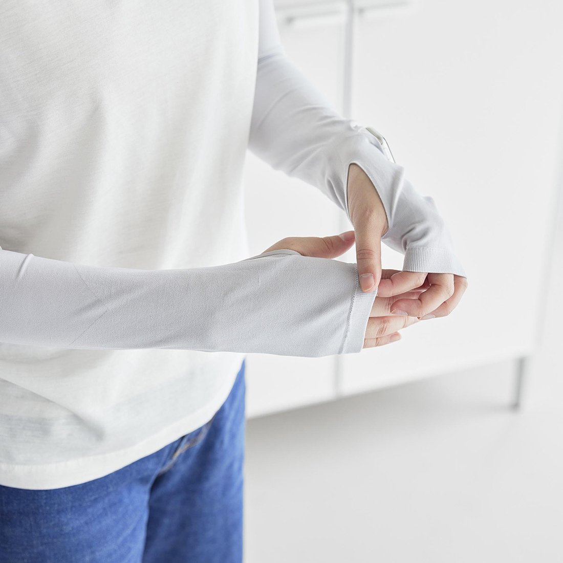 AppleWatchなどのスマートウォッチ対応の高機能、日除けアームカバー。UPF50+取得、リバーシブル構造を装備。｜AssistOn