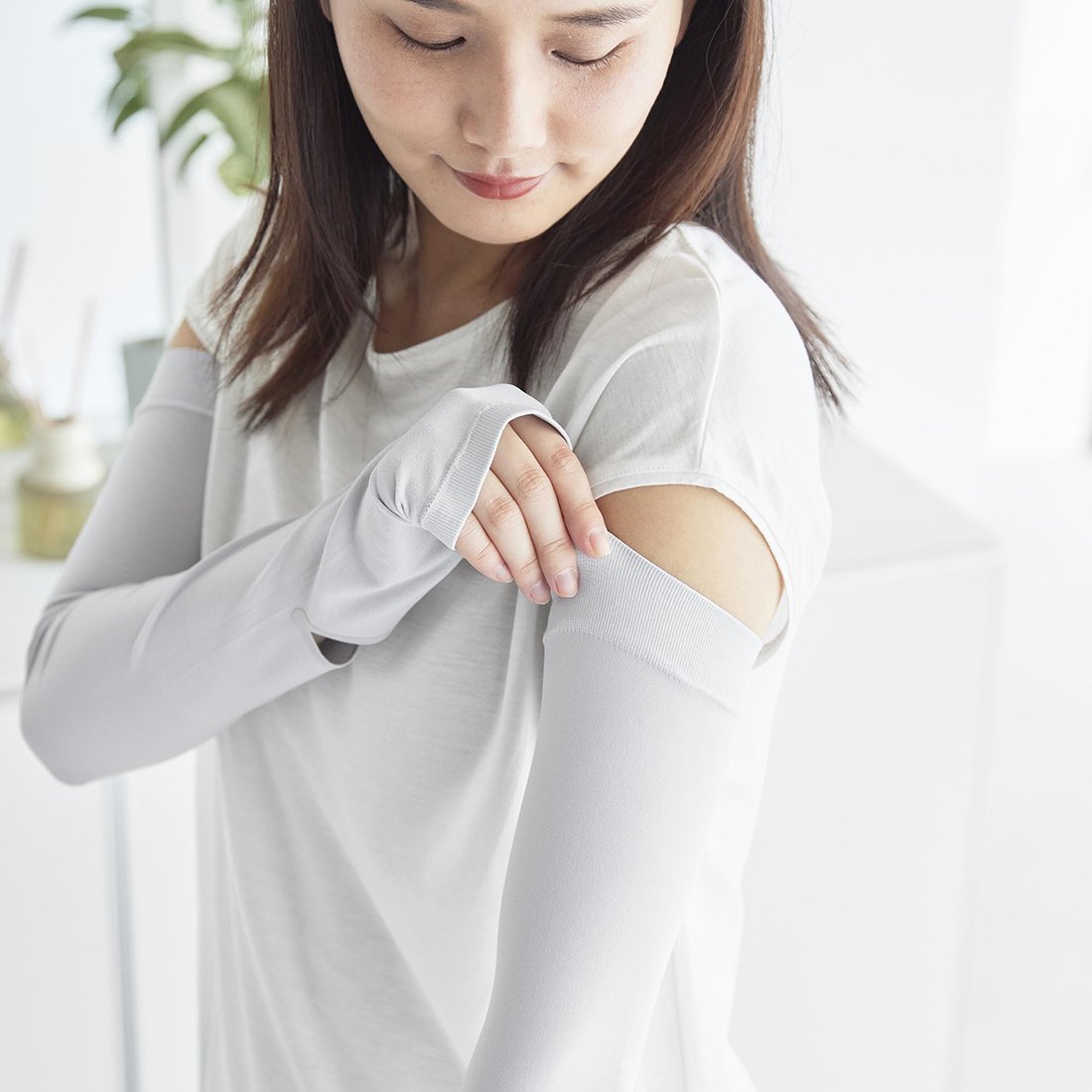 AppleWatchなどのスマートウォッチ対応の高機能、日除けアームカバー。UPF50+取得、リバーシブル構造を装備。｜AssistOn