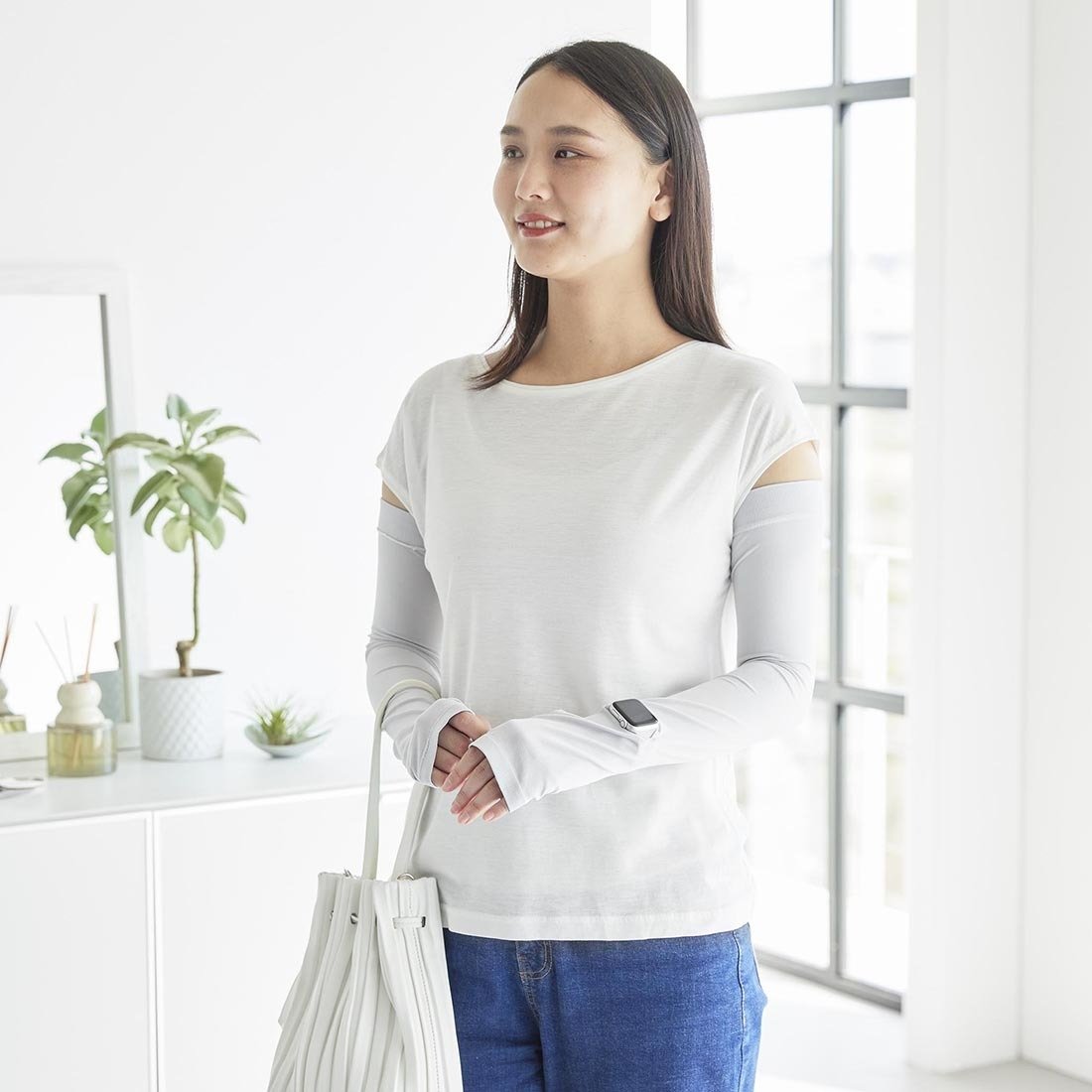 AppleWatchなどのスマートウォッチ対応の高機能、日除けアームカバー。UPF50+取得、リバーシブル構造を装備。｜AssistOn