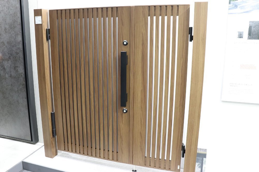 関西エクステリアフェア2025｜LIXIL｜新商品「開き門扉AX」＆「FamiLock」をご紹介！｜エクスガーデンナビ(エクステリアとガーデンのお店)