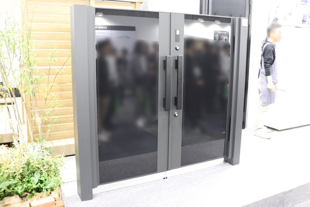 関西エクステリアフェア2025｜LIXIL｜新商品「開き門扉AX」＆「FamiLock」をご紹介！｜エクスガーデンナビ(エクステリアとガーデンのお店)
