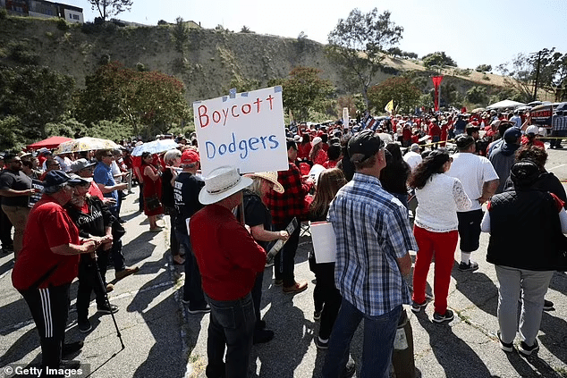 LA抗議活動の概要：「ドジャースタジアムでの抗議活動の理由とは？」移民家族を支援するため約1.5億円を寄付すると発表。「ICE out of ...