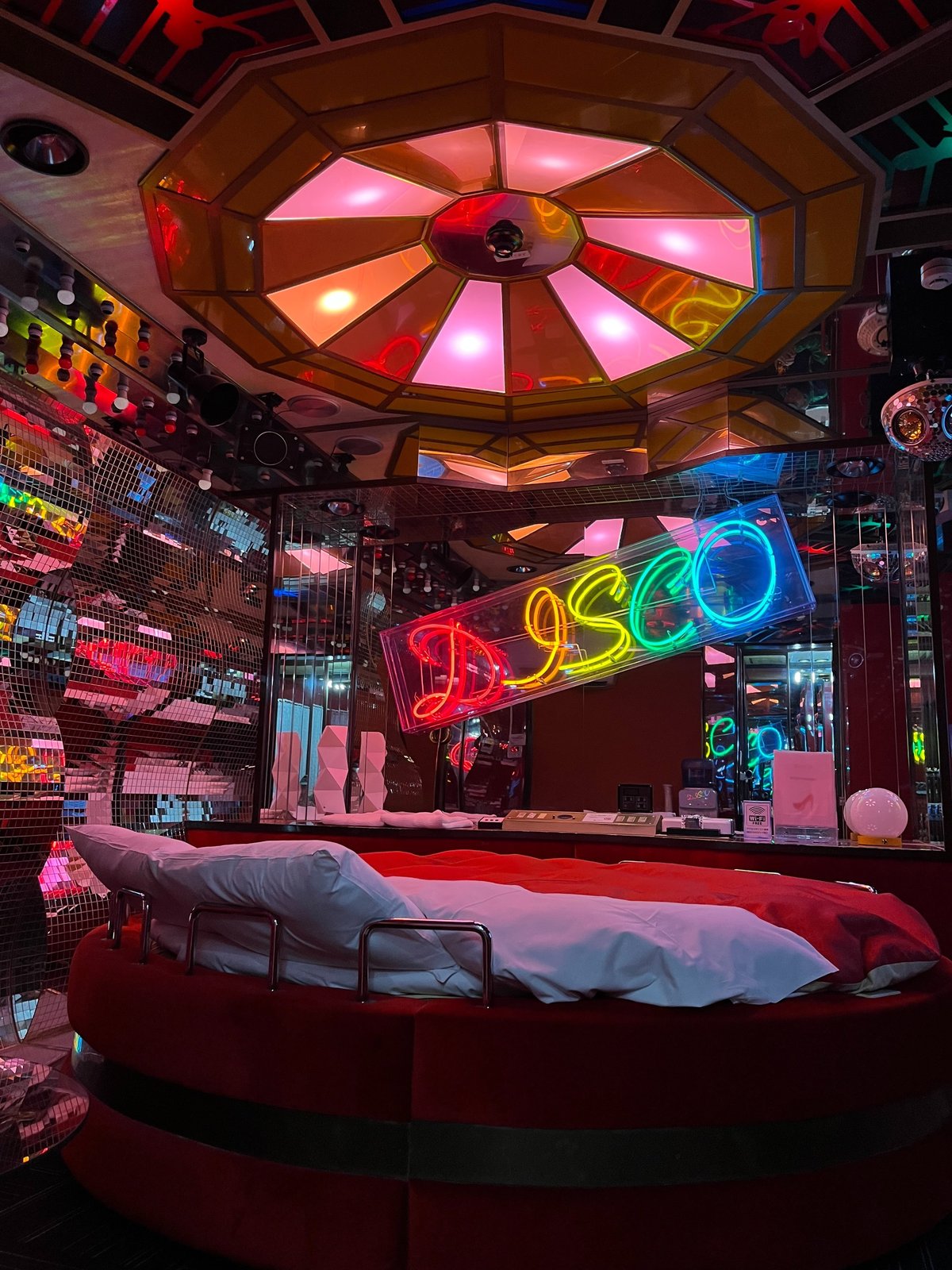 鏡が大好き♥ーー昭和ラブホめぐり｜Lazie/ラジー&Toby/トビー