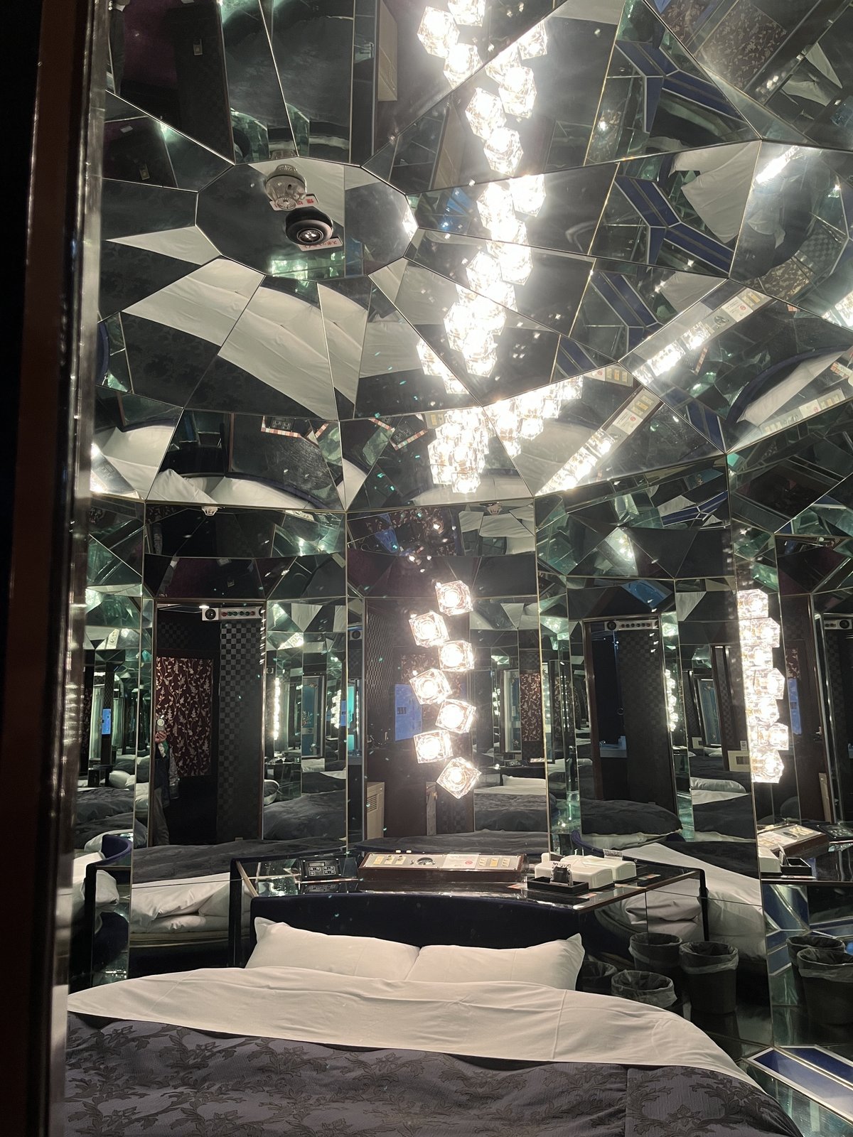 鏡が大好き♥ーー昭和ラブホめぐり｜Lazie/ラジー&Toby/トビー