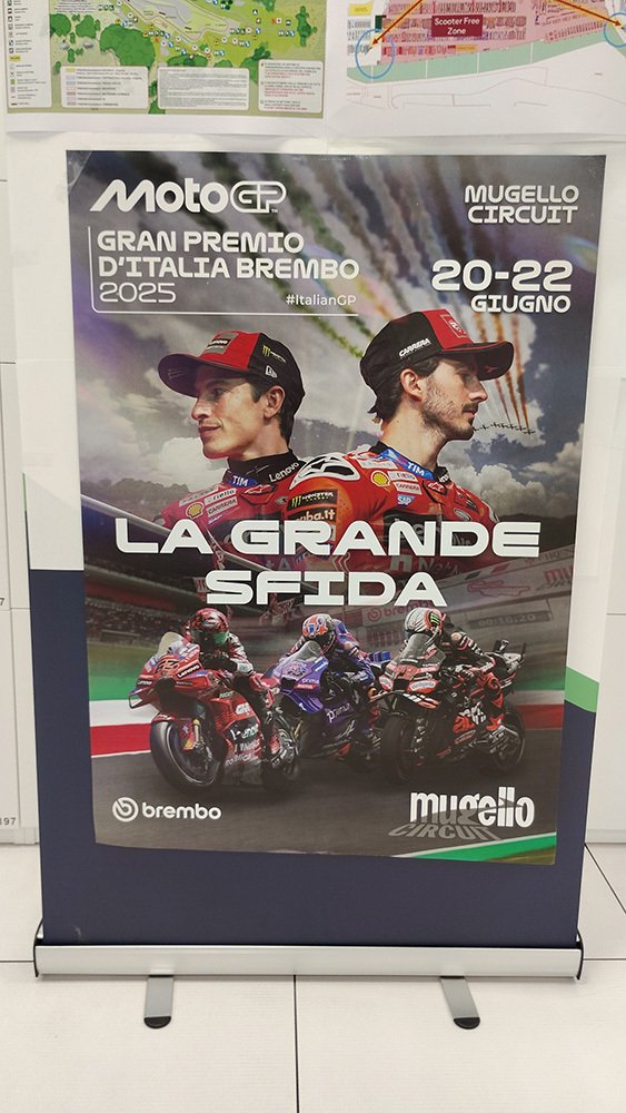 ギャラリー＆ノート：MotoGP第9戦イタリアGP｜パドックの遠くに山が見えるムジェロ。ライダーの表情と情熱的ファン｜伊藤英里_Eri Ito