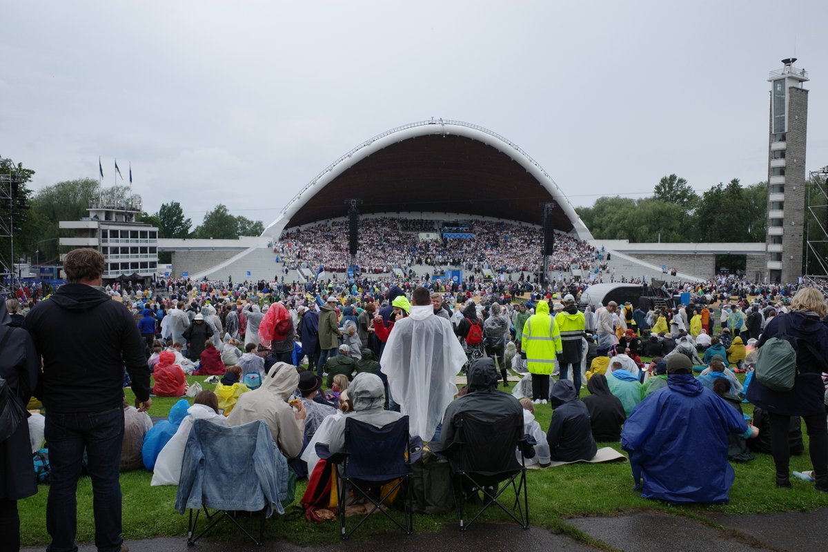 エストニア、5年に1度の歌と踊りの祭典そしてCurly Strings｜Natsuka Muto