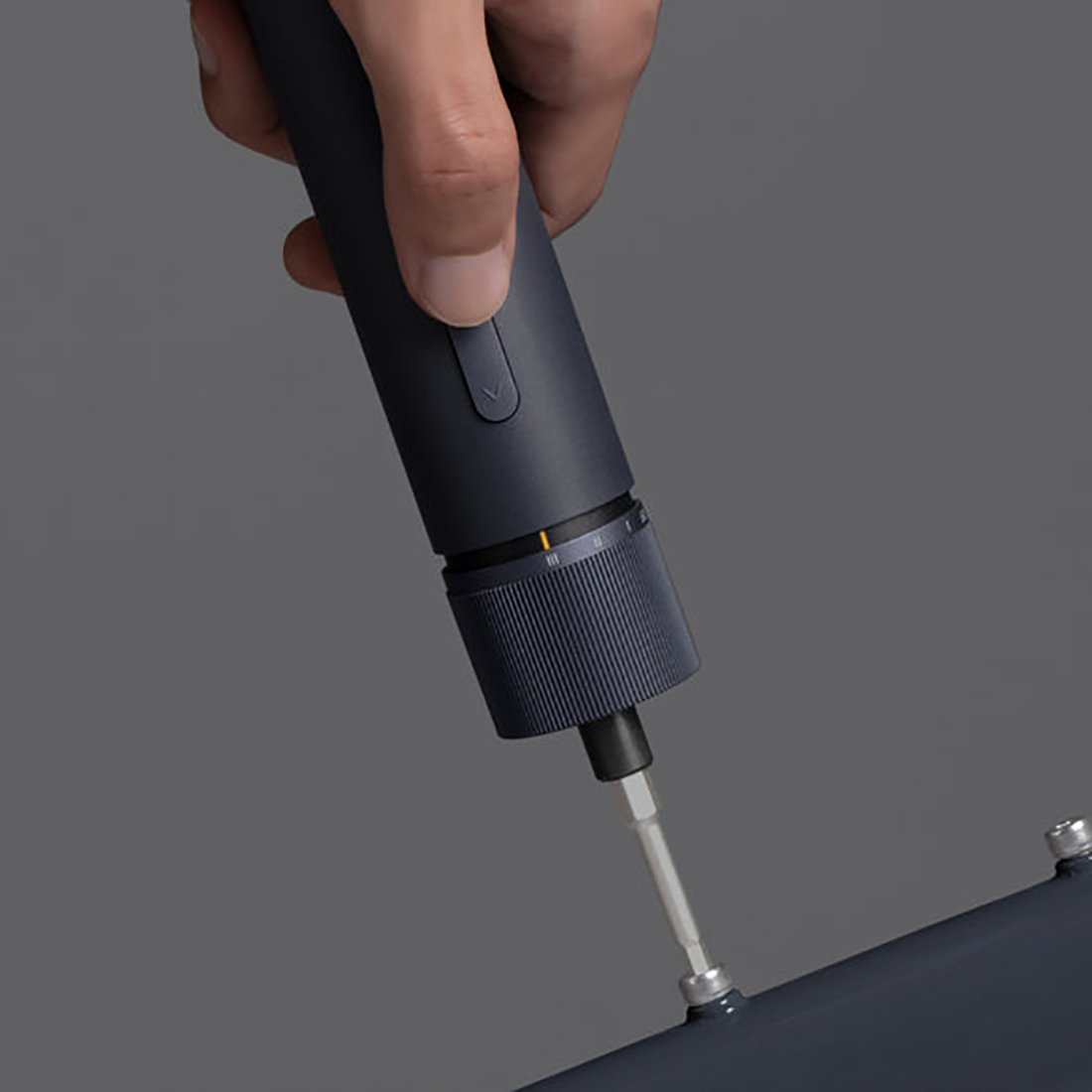 コードレス電動ドライバーを中心にハンマー、ラジオペンチなど必須の工具を集めた、世界のデザイン賞を受賞したツールセット。｜AssistOn