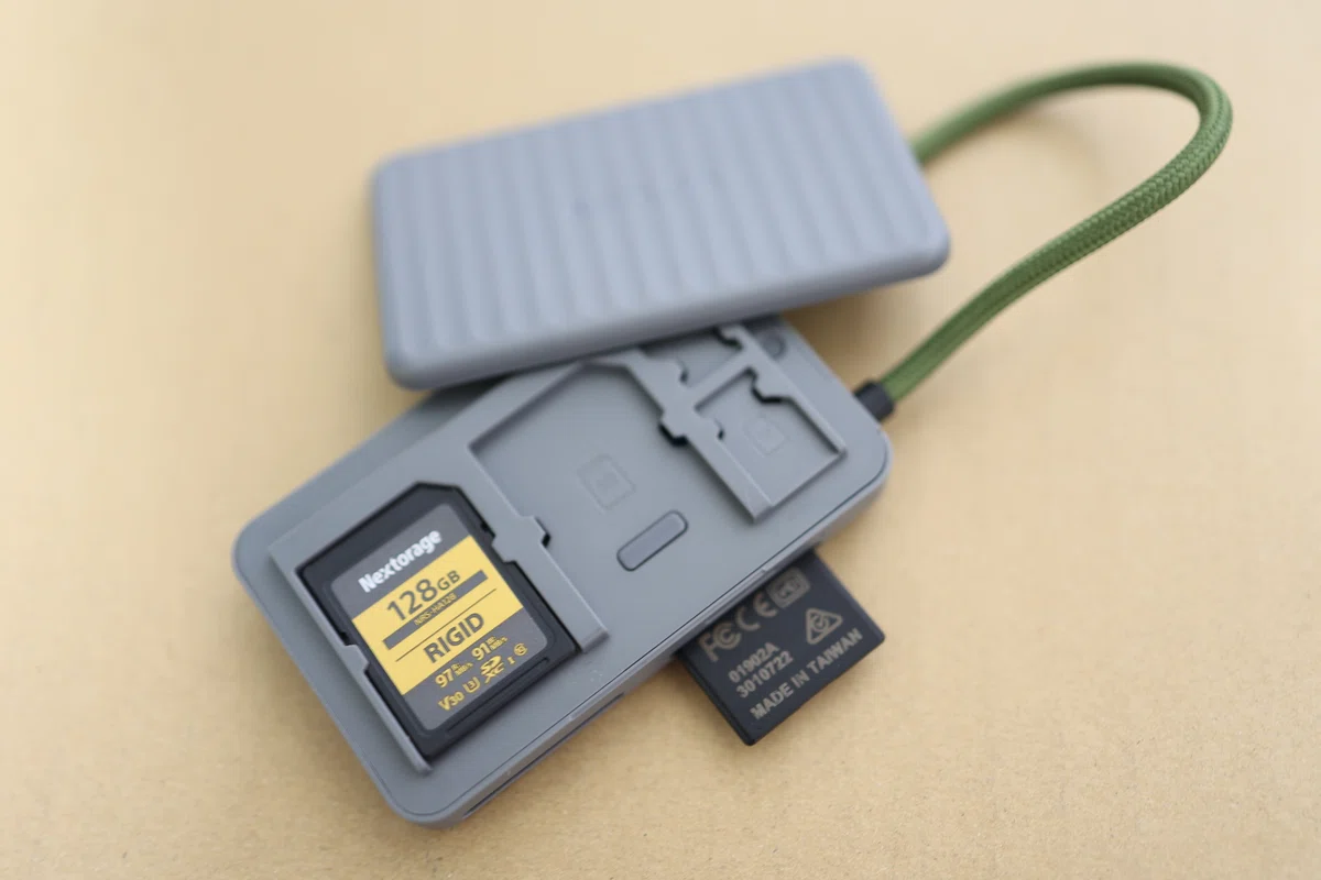 UGREEN Multi-function Card Reader Case｜Naoto Photographer