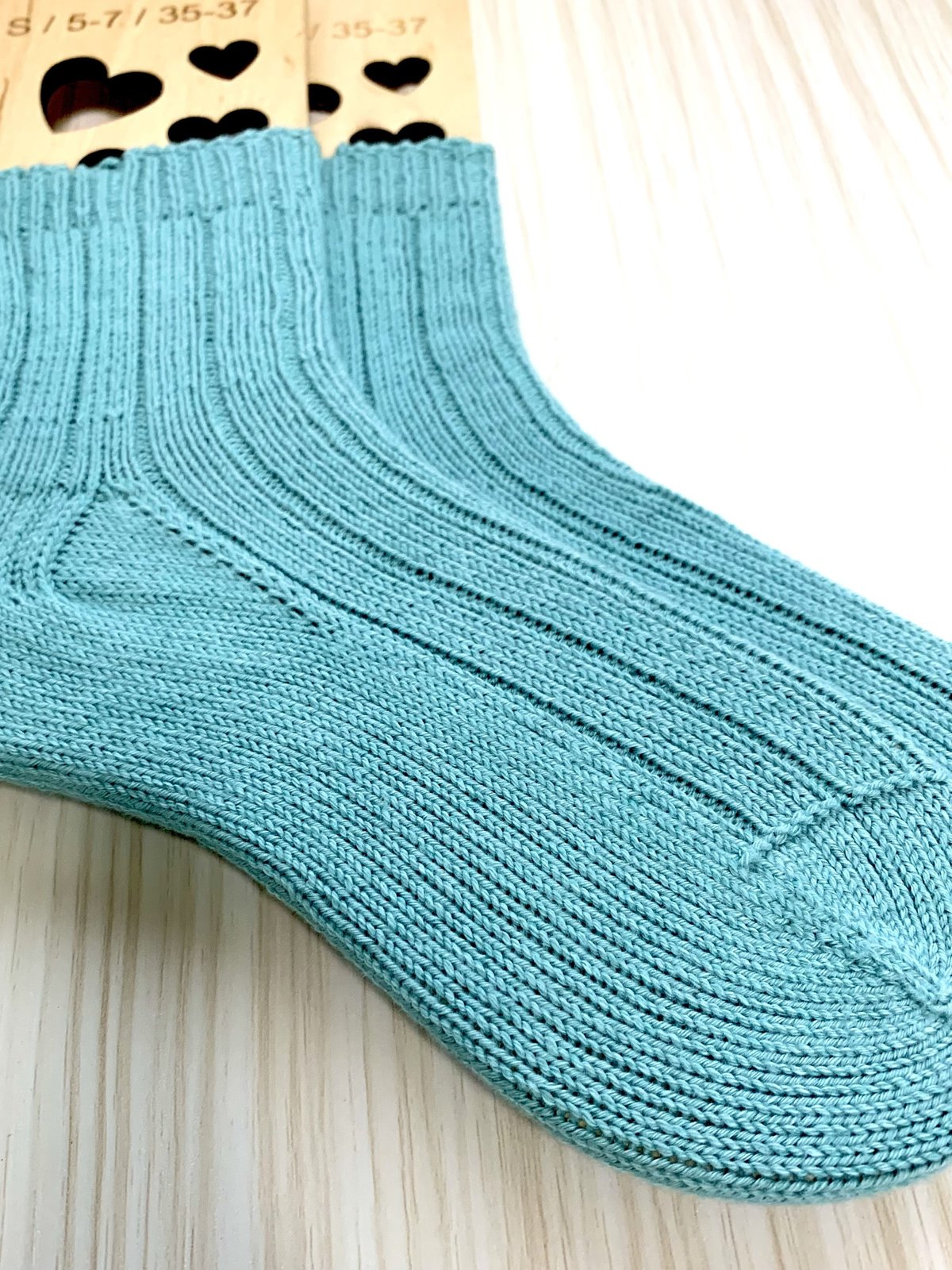 爽やかブルー🩵な靴下編みました｜cotto mou/心躍る手編み靴下作家の備忘録