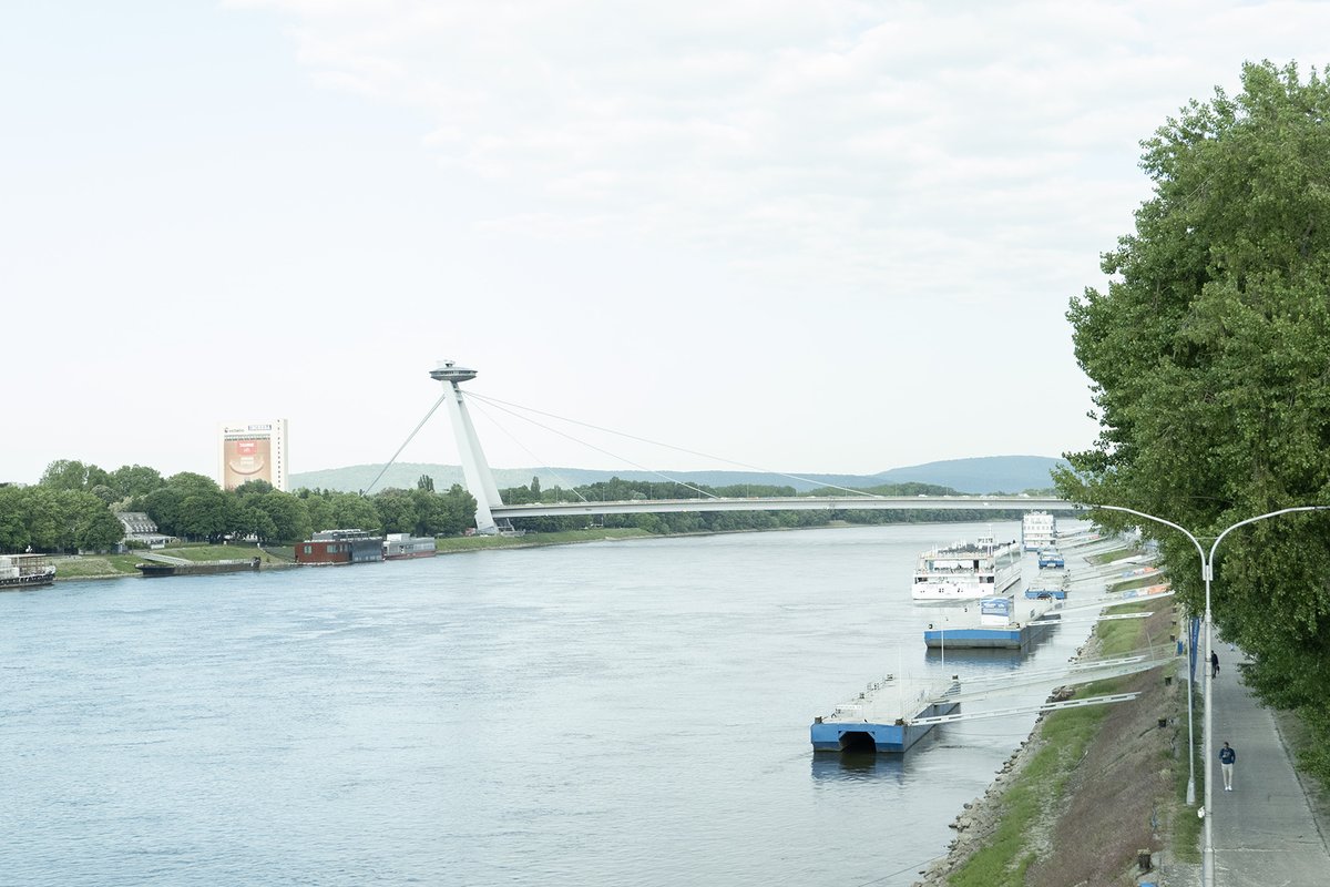 スロバキア・チェコ買い付け日記2025②「平日朝のブラチスラバ」｜SYSLOVBOOKS（シスロフブックス）