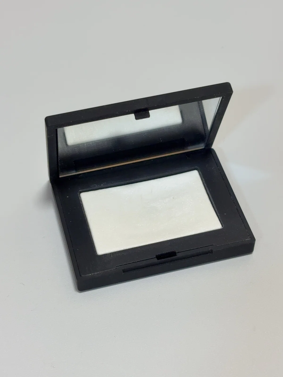 I really think NARS Light Reflecting Powder is the best｜やまちゃん