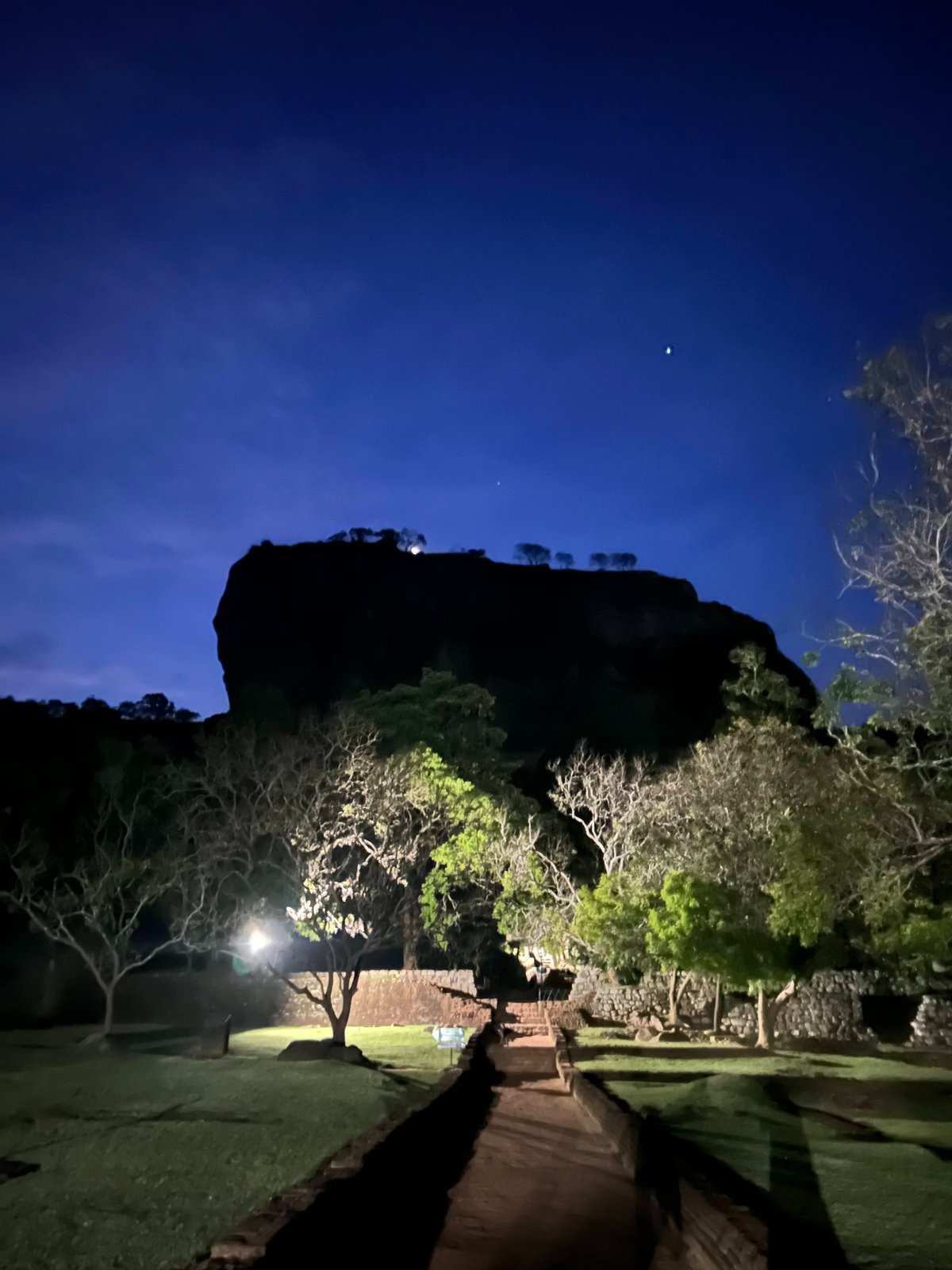 スリランカ女一人旅⑦|シギリヤロックから朝日を拝む～Sigiriya編～｜旅するDorinha