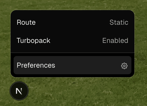 【Next.js 15.4】開発中に左下に突然現れた「謎の表示」の正体とは？ Turbopackという革命的バンドラーの話｜ぼのぼの@LLMエンジニア