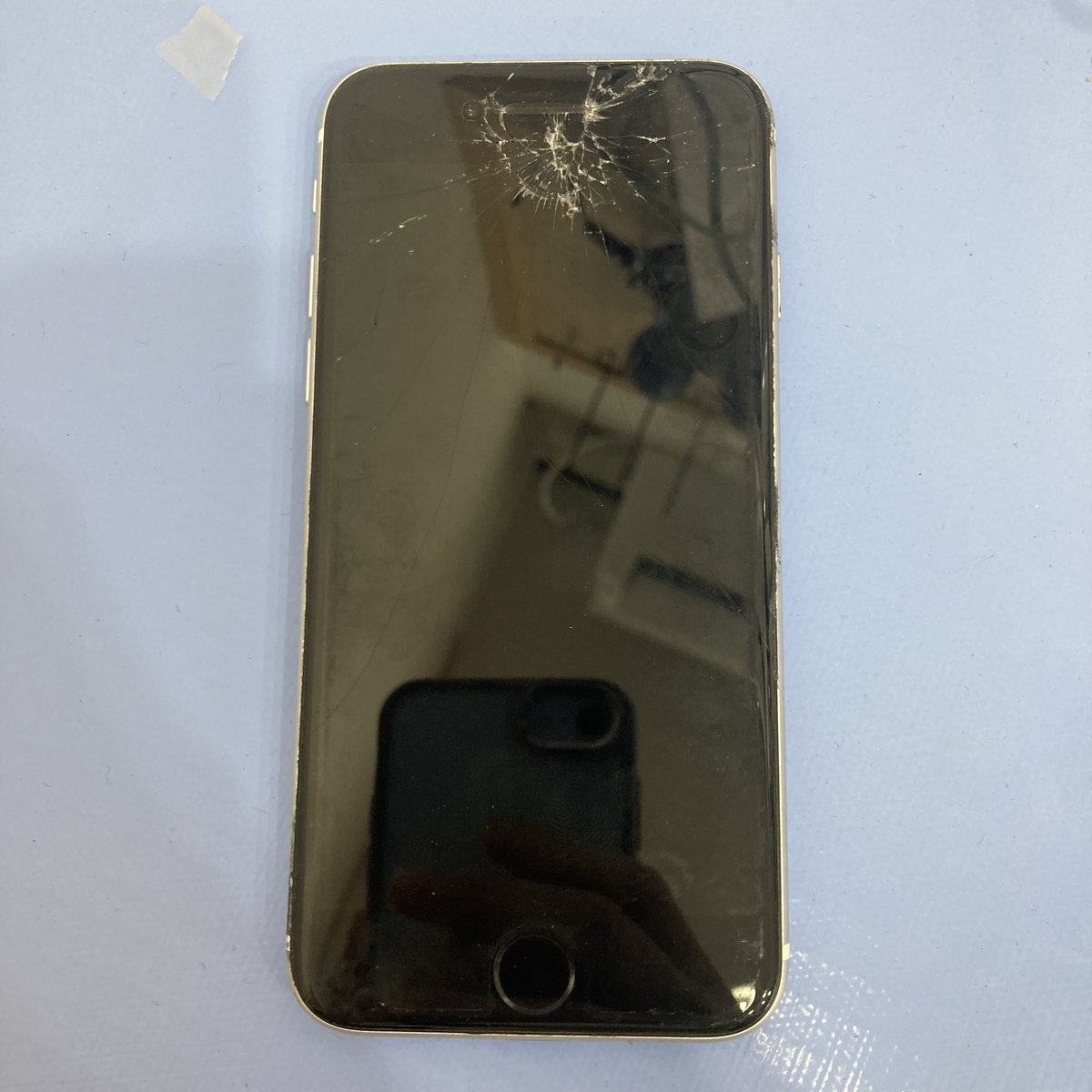 画面割れのiPhoneSE2｜スマホ修理工房Rinkan