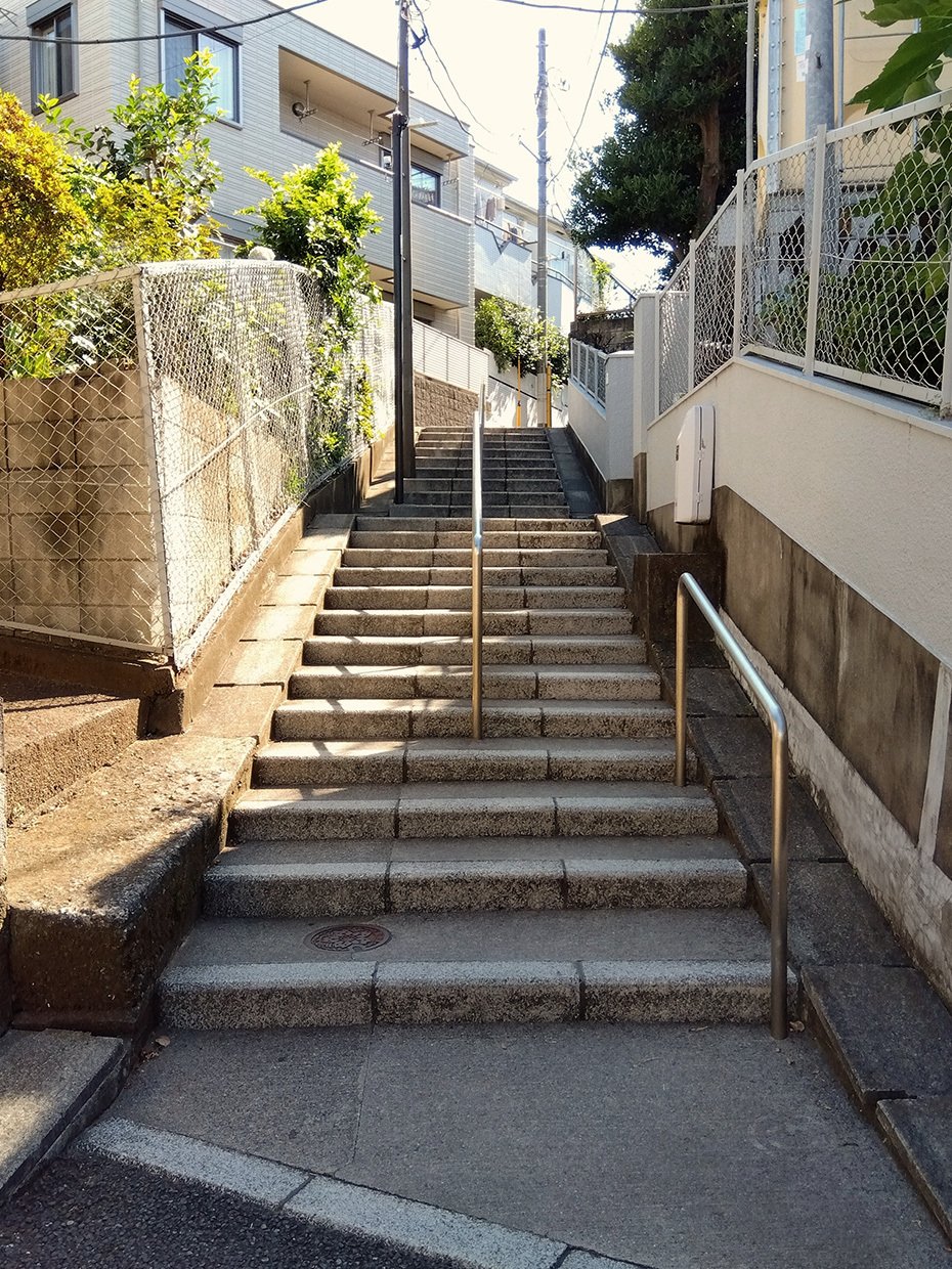 聖母坂通りそばの階段（東京都新宿区）｜階段が好き