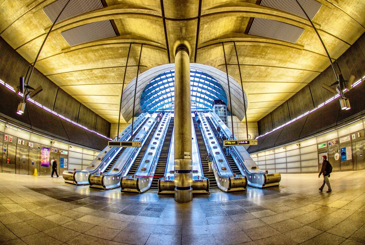 「ちょっと未来感のある地下の駅」"An underground station with a slightly futuristic feel ...