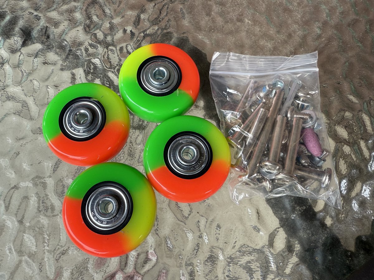 スーツケースのキャスター交換（タイヤ交換）｜NicePapa 平野 尚志