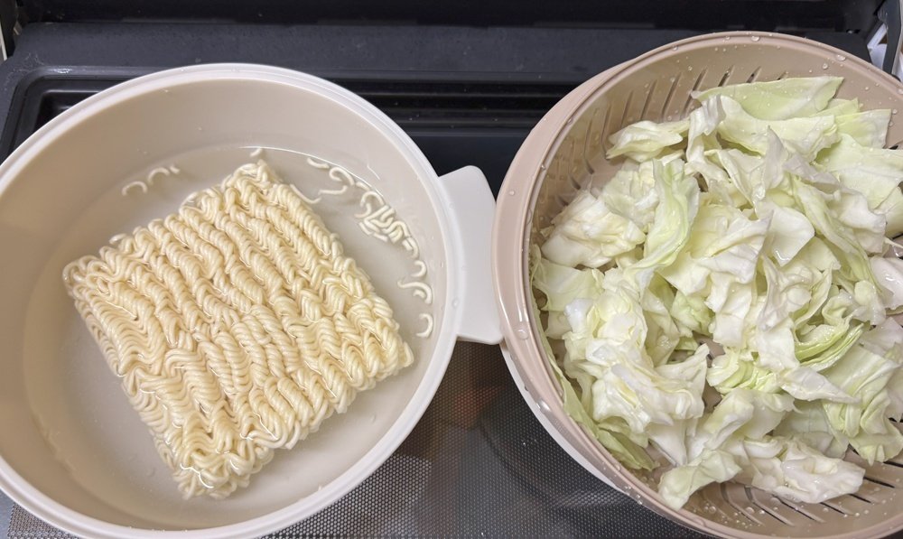 夏の調理にも｜3coinsザル付きビストロヌードル｜レンジで野菜たっぷりインスタントラーメン！｜Noco｜すまいるサプリ