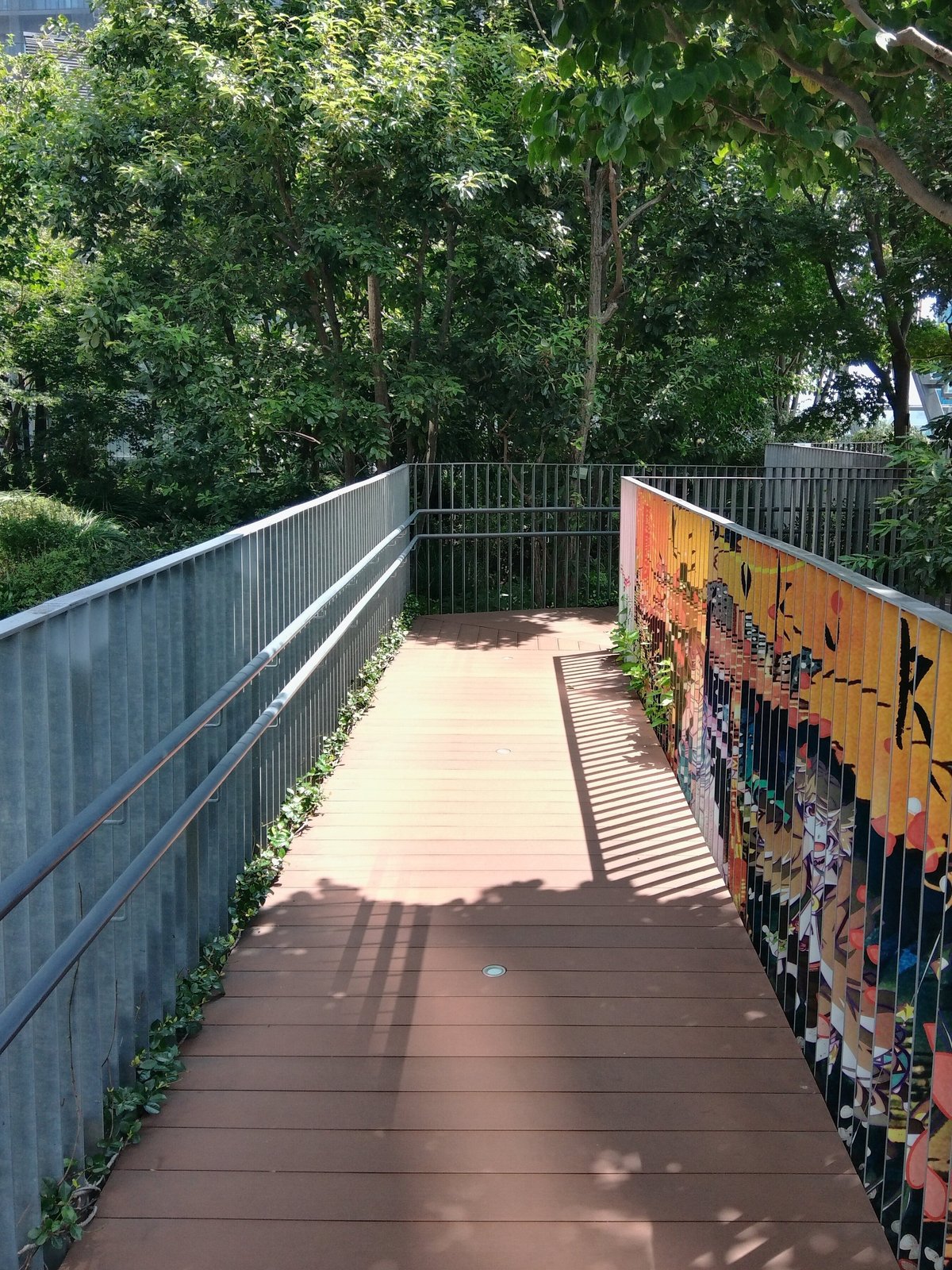 高層ビル10F屋上に広がる緑化空間。豊島区役所屋上庭園、豊島の森。｜niwa_emon