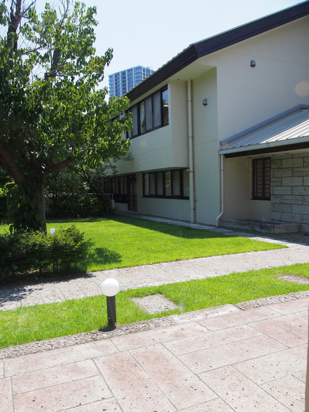 フランク・ロイド・ライト設計の建物を彩る。自由学園明日館の庭。｜niwa_emon