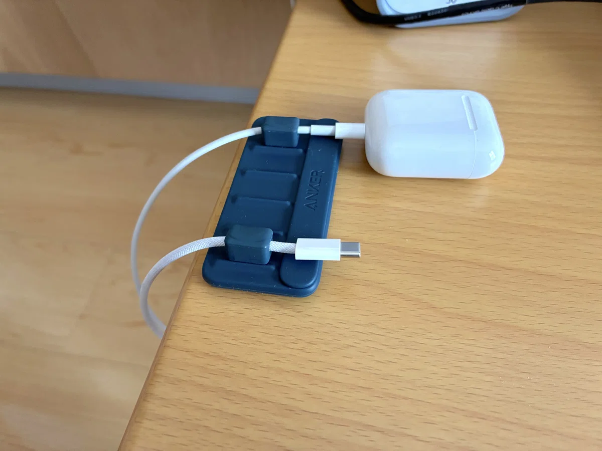 Anker Magnetic Cable Holderをレビュー！デスクの上の配線がきれいに片付く良製品｜アキラの雑記帳