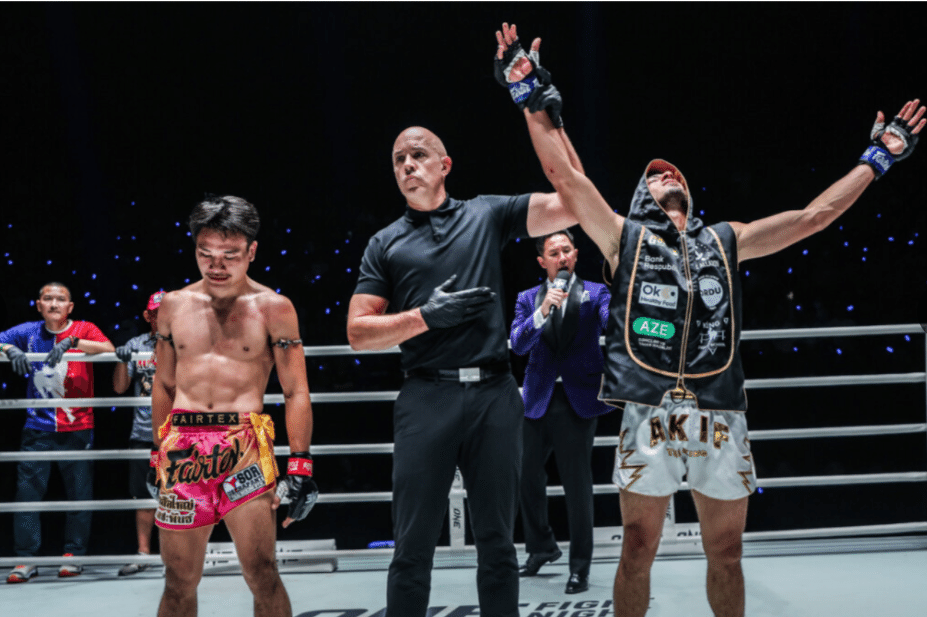 コンビニでのイザコザ。泥酔した元IBF世界王者アムナット、10代少年にKOされる～2025年10月4日｜mitsunori oda ( Odasai@Thailand )