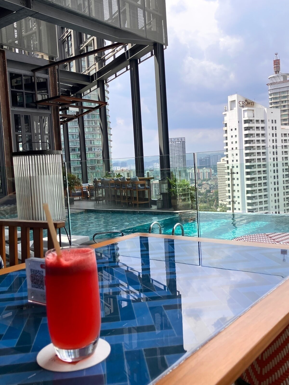 ペトロナスタワーを望む美しいルーフトッププールと朝食レストラン＜ハイアットセントリックシティセンター③＞｜ATSUKO KUSHIMA