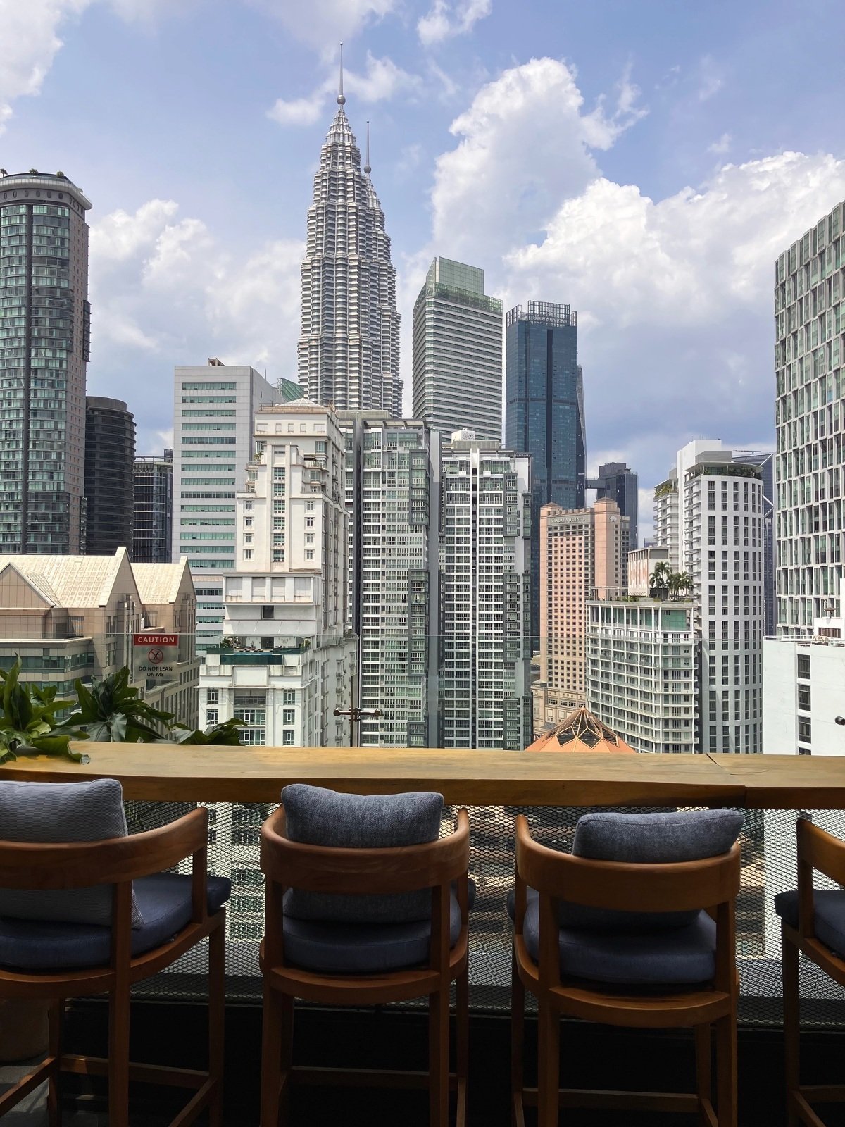 ペトロナスタワーを望む美しいルーフトッププールと朝食レストラン＜ハイアットセントリックシティセンター③＞｜ATSUKO KUSHIMA